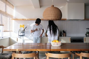 Um frigorífico no espaço comum, um micro-ondas no espaço comum 