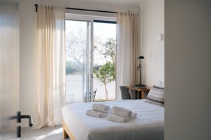 Quarto Duplo, casa de banho partilhada | Secretária, secretária adequada para computadores portáteis 