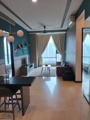 Suíte família, 2 quartos | Área de estar | Smart TV 43 polegadas com canais a cabo, lareira