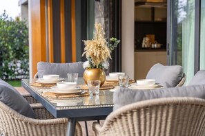 Vila luxo, vista parcial para o mar | Opções para refeição ao ar livre