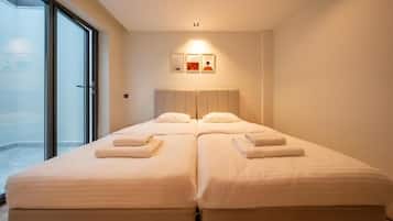 Vila luxo, vista parcial para o mar | Ferros/tábuas de passar roupa, Wi-Fi de cortesia