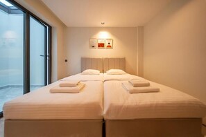 Vila luxo, vista parcial para o mar | Ferros/tábuas de passar roupa, Wi-Fi de cortesia