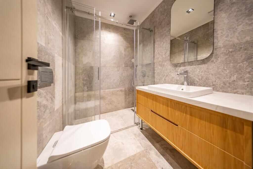 Um secador de cabelo, toalhas fornecidas 