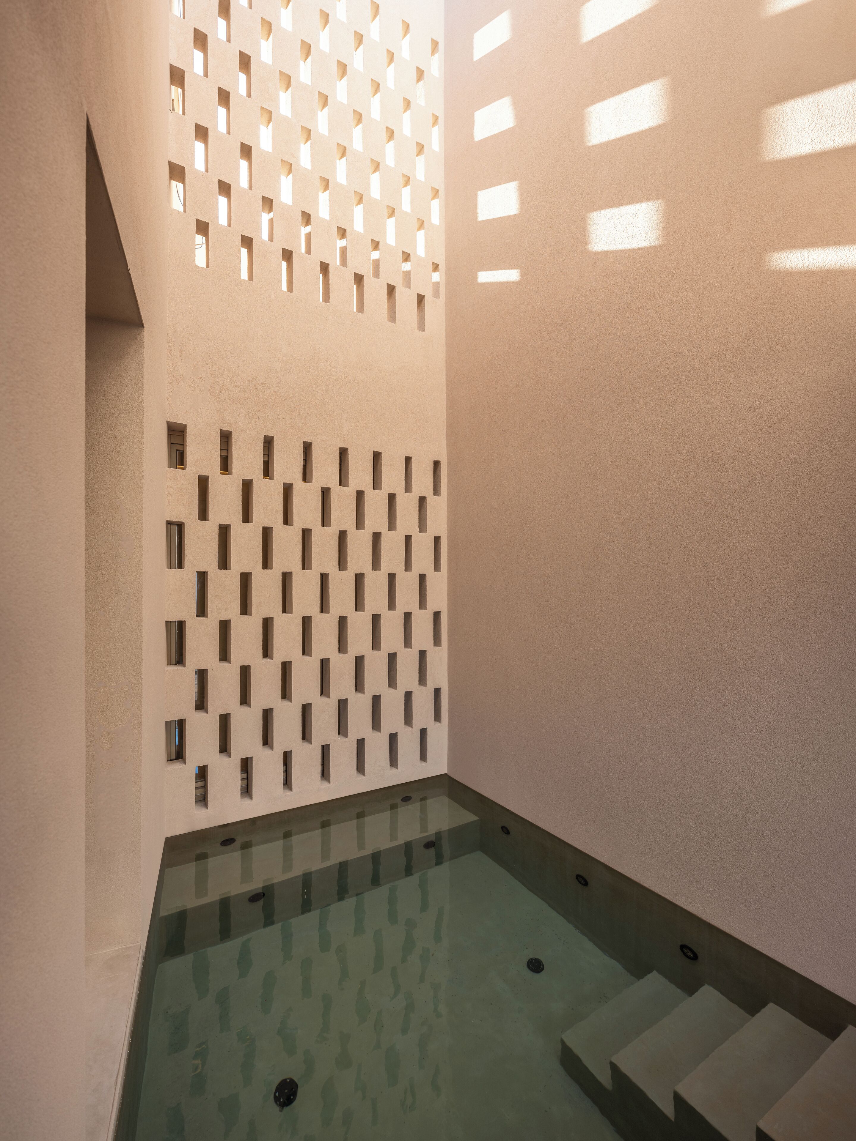 Piscina exterior sazonal, guarda-sóis, espreguiçadeiras 