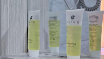 Quarto Duplo Deluxe, varanda, vista para a montanha | Comodidades da casa de banho | Um polibã, artigos de higiene pessoal grátis, um secador de cabelo