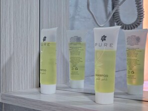 Quarto casal luxo, sacada, vista para a montanha | Comodidades do banheiro | Chuveiro, produtos de toalete grátis, secador de cabelo 