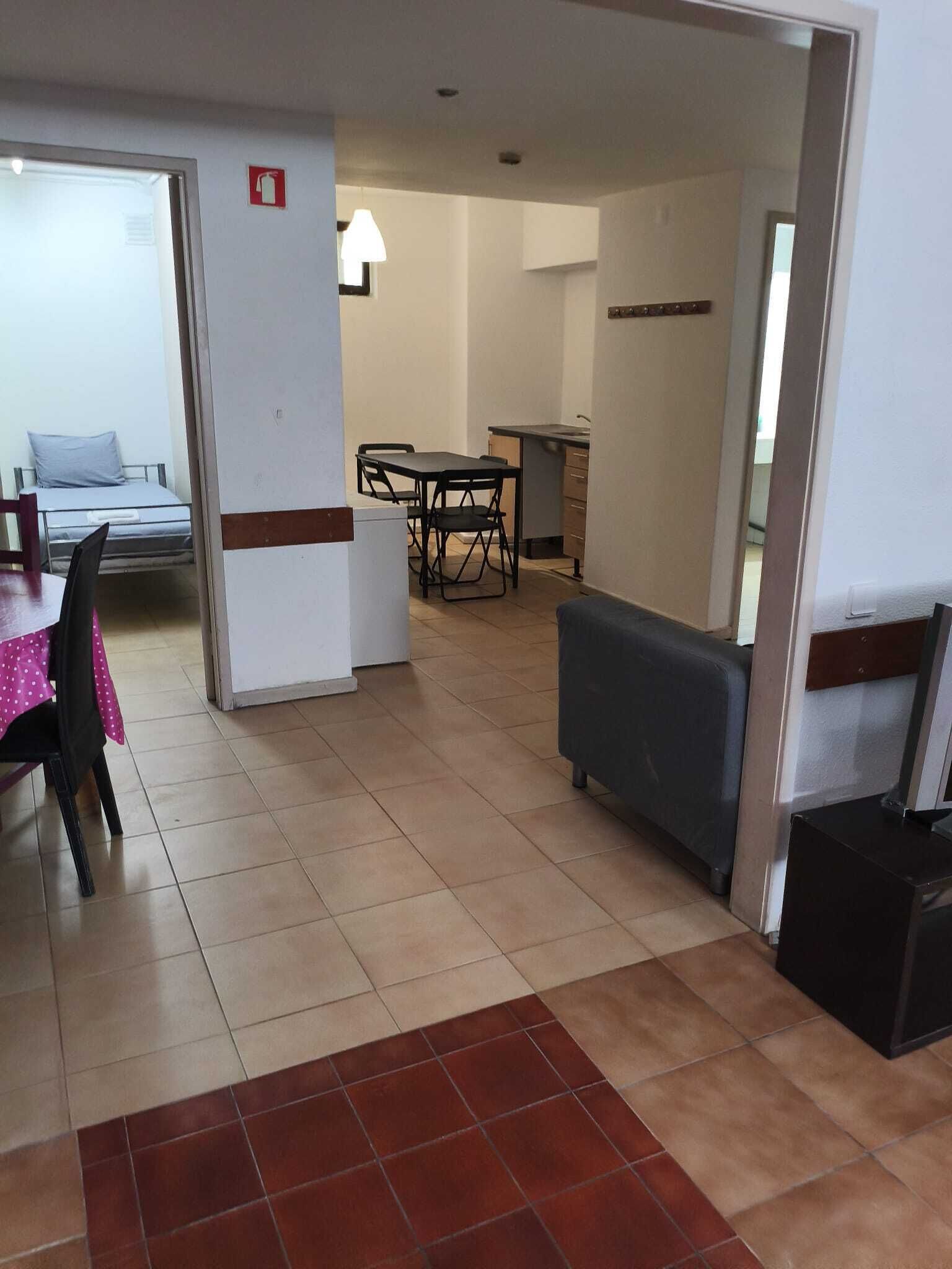 Quarto urbano | Cofres nos quartos, individualmente mobiliados, escrivaninha
