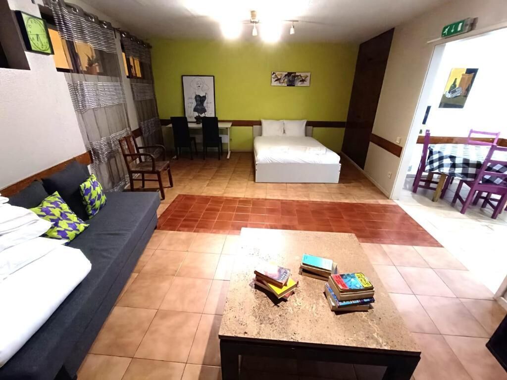 Cofre no quarto, com mobília individualizada, secretária 