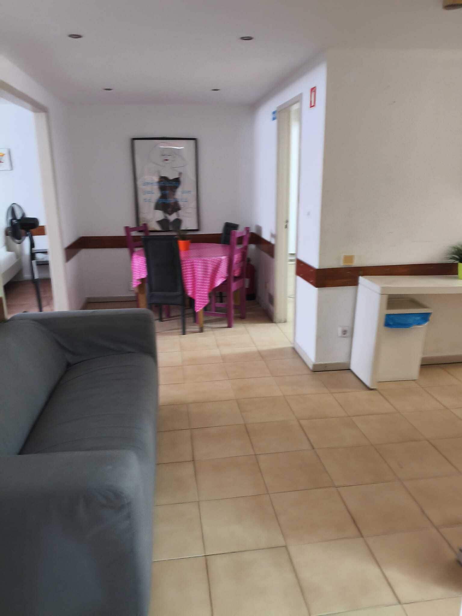 Cofre no quarto, com mobília individualizada, secretária 