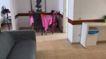 Cofre no quarto, com mobília individualizada, secretária