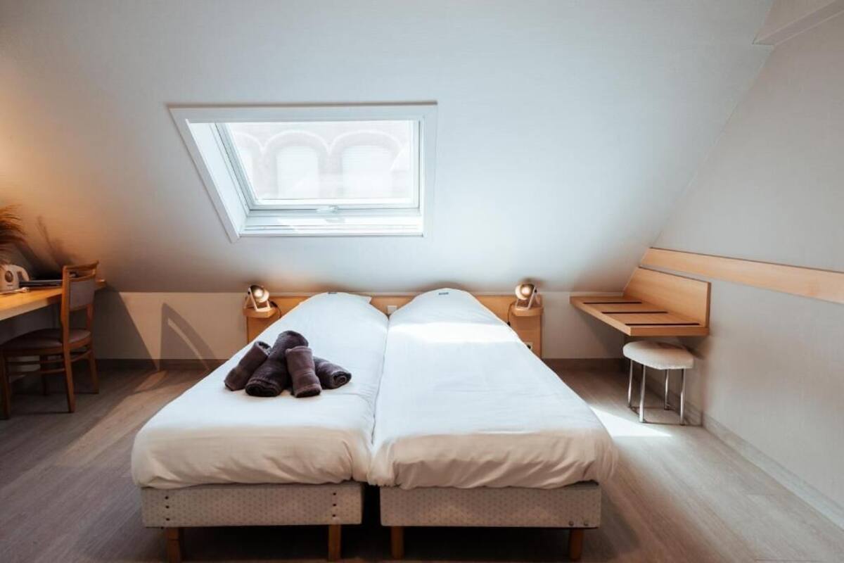 Quarto Twin Comfort, não fumadores | Secretária, secretária adequada para computadores portáteis 