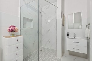 Apartamento, 3 quartos | Casa de banho | Um polibã, toalhas fornecidas, sabão, champô