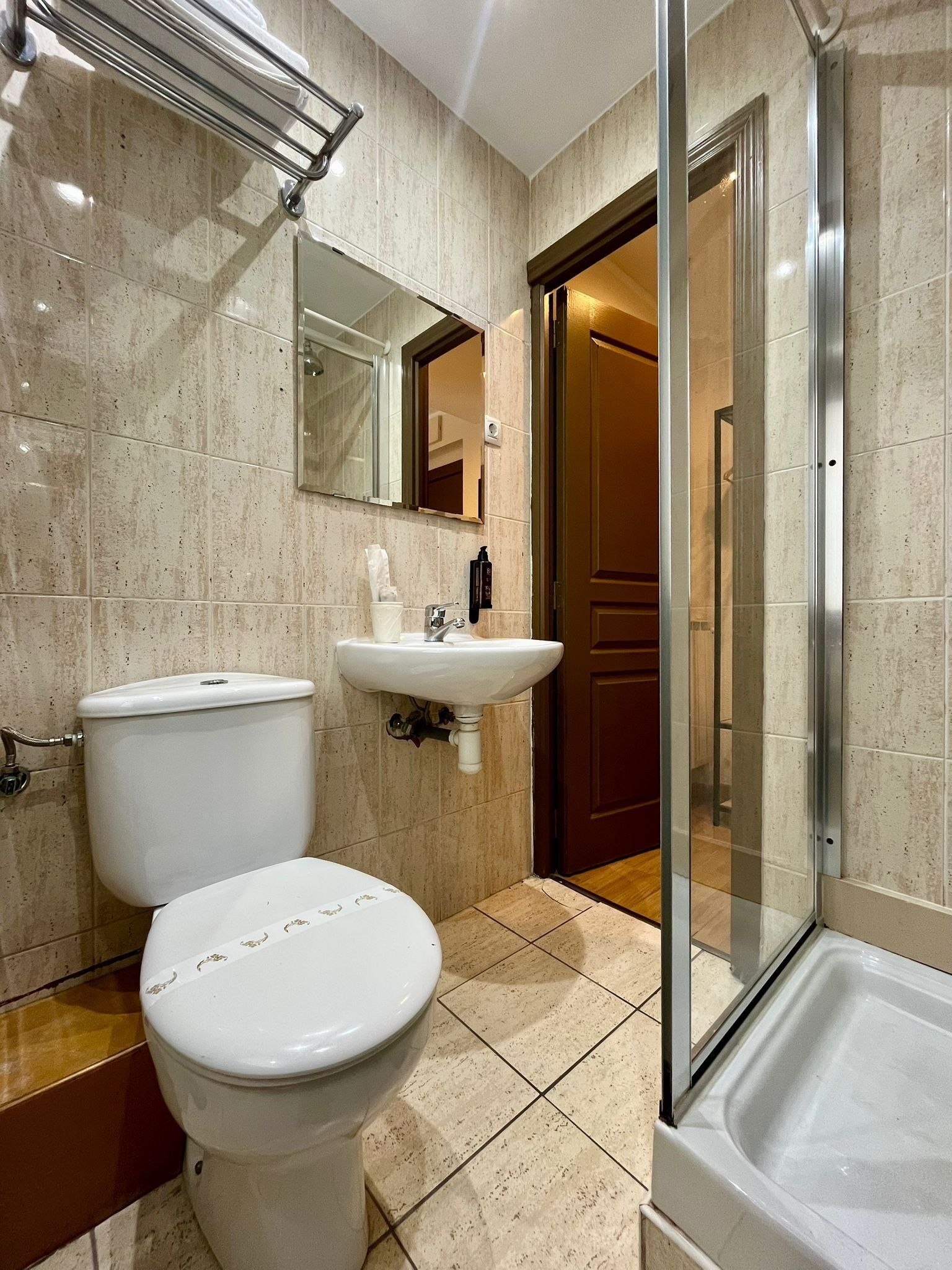 Quarto casal ou duplo econômico | Banheiro | Chuveiro, secador de cabelo, toalhas de banho, sabonete