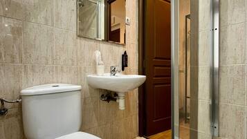 Quarto casal ou duplo econômico | Banheiro | Chuveiro, secador de cabelo, toalhas de banho, sabonete