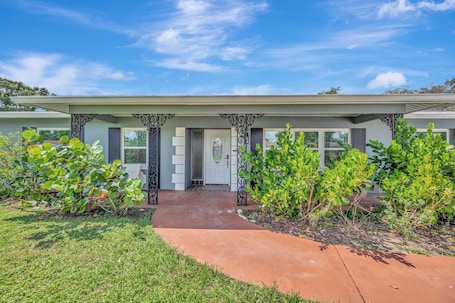 Detalhe da fachada. ZenHomes in Central Brandon