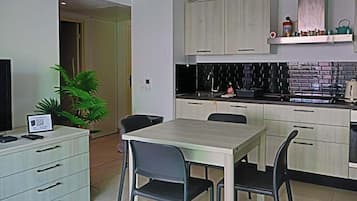 Apartamento Comfort, 1 cama queen-size e sofá-cama, varanda, vista parcial para o mar | Cozinha privada