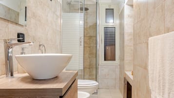 Casa Comfort, 1 cama de casal e sofá-cama, cozinha, Vista para a cidade | Casa de banho | Toalhas fornecidas, sabão, champô, papel higiénico