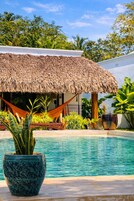 Piscina externa, guarda-sóis, espreguiçadeiras