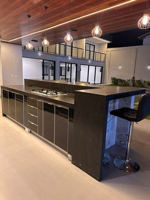 Quarto conforto, sacada, vista para o jardim | Cozinha privada