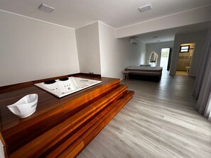 Quarto conforto, sacada, vista para o jardim