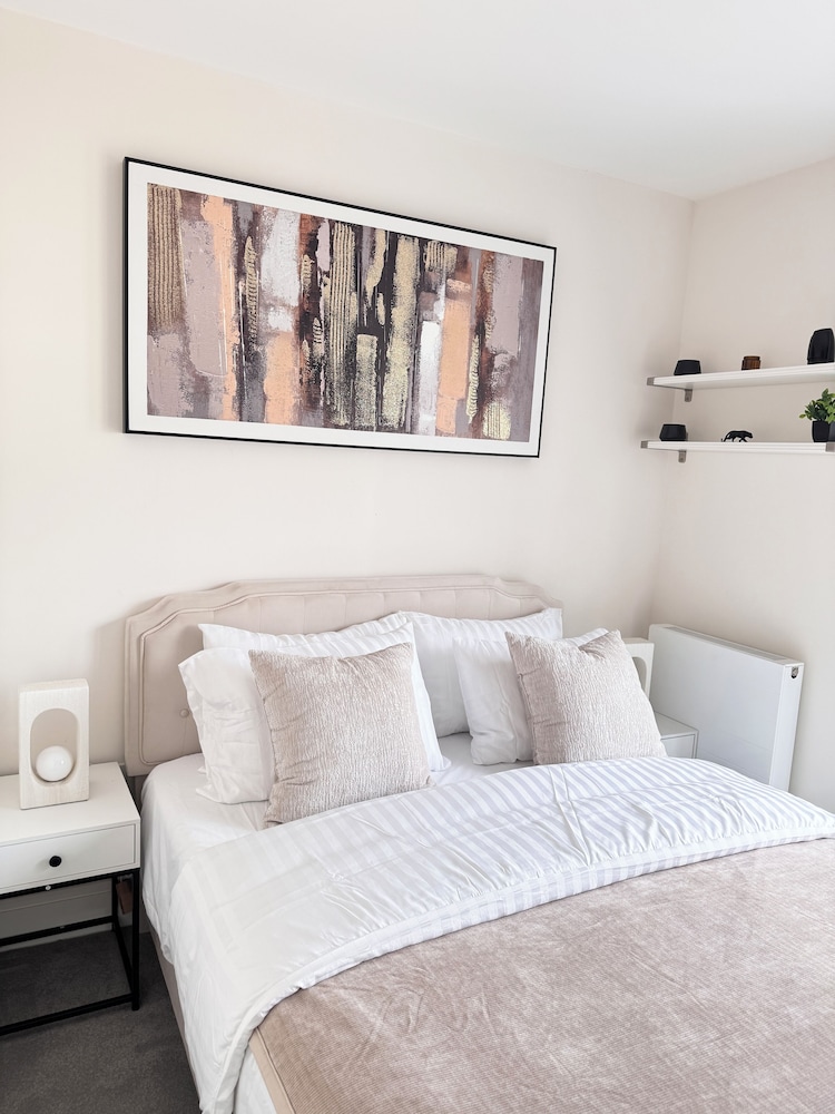 Reading Luxe Flexi-Stay 3 Bedroom Home For Family, Groups and ...