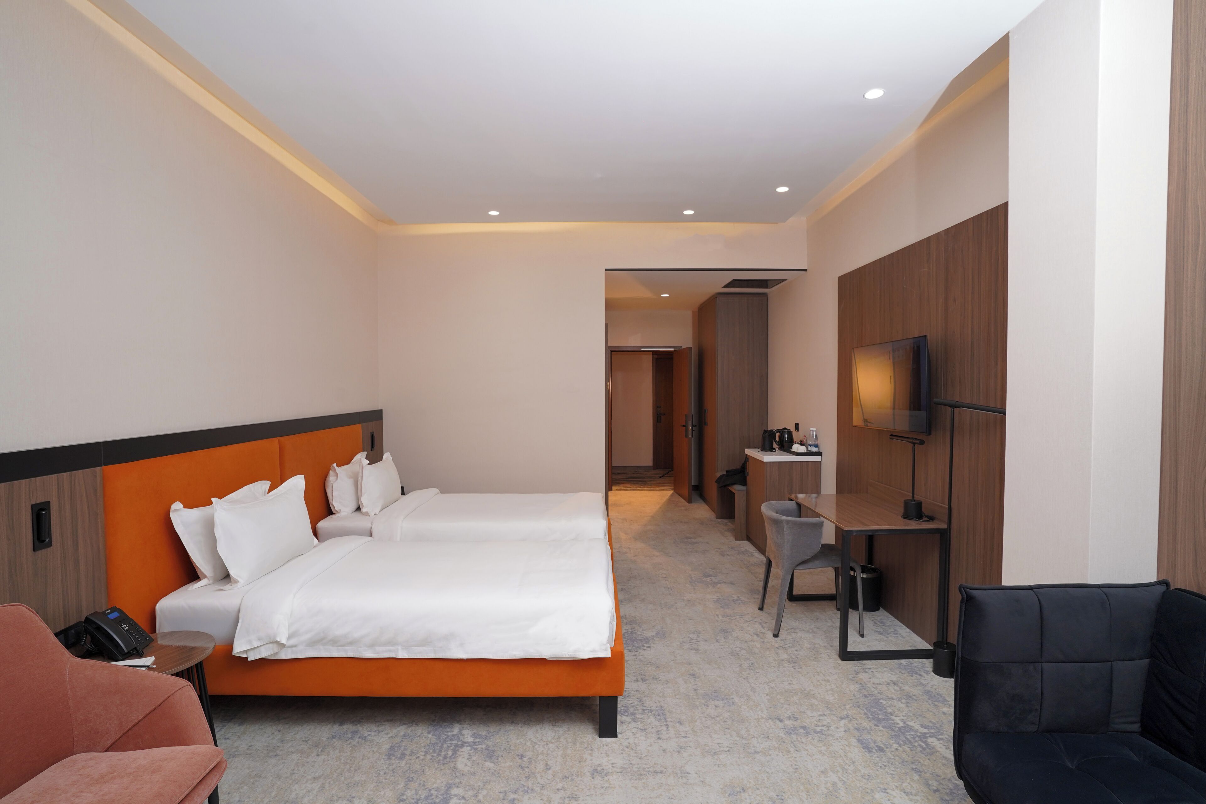 Quarto duplo standard, vista para a cidade | Cortinas blackout, ferros/tábuas de passar roupa, Wi-Fi de cortesia