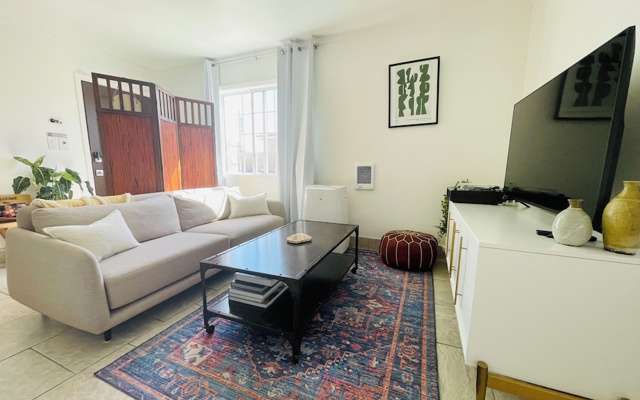 Downtown Studio Free Parking & 1 Mile To Beach & Convention Center - Norwalk, CA