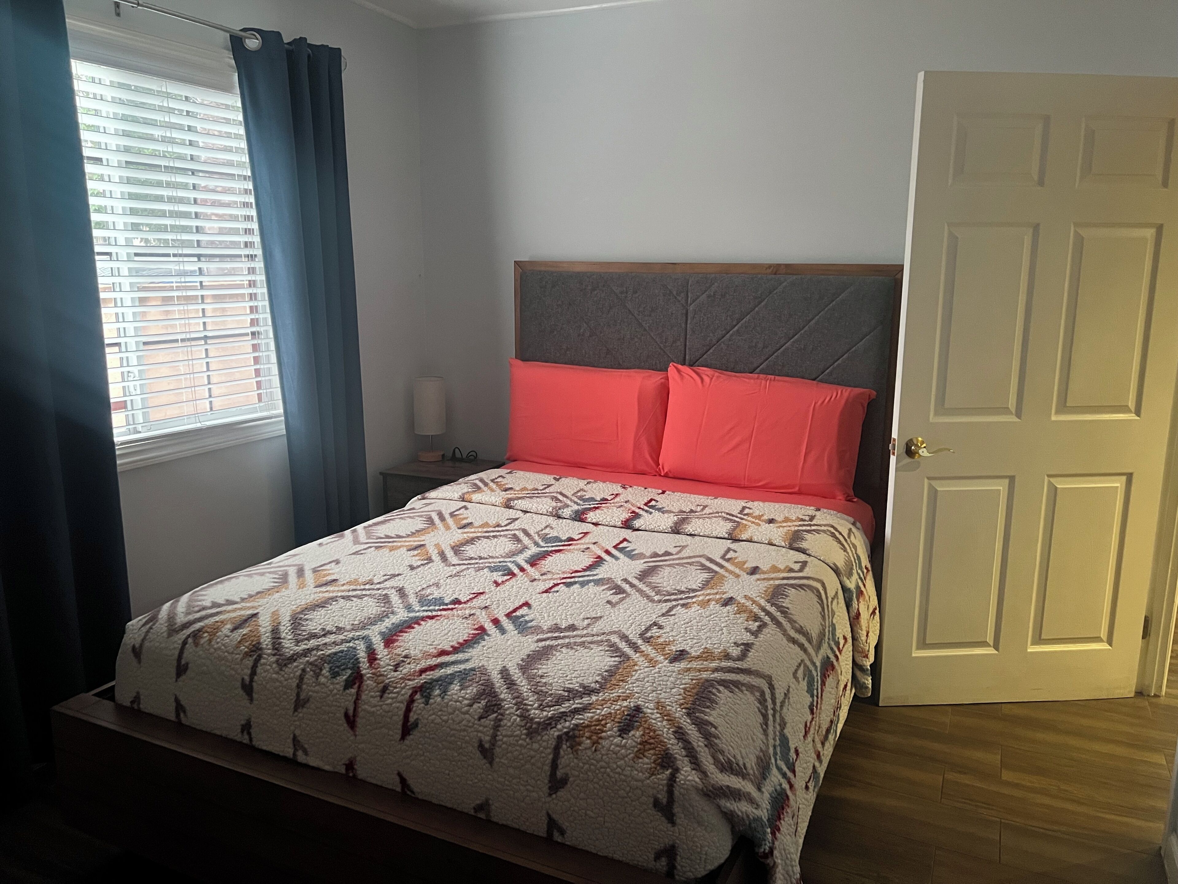 2-bedroom House In Enchanting Los Angeles With Ac Comfort - Los Angeles, CA