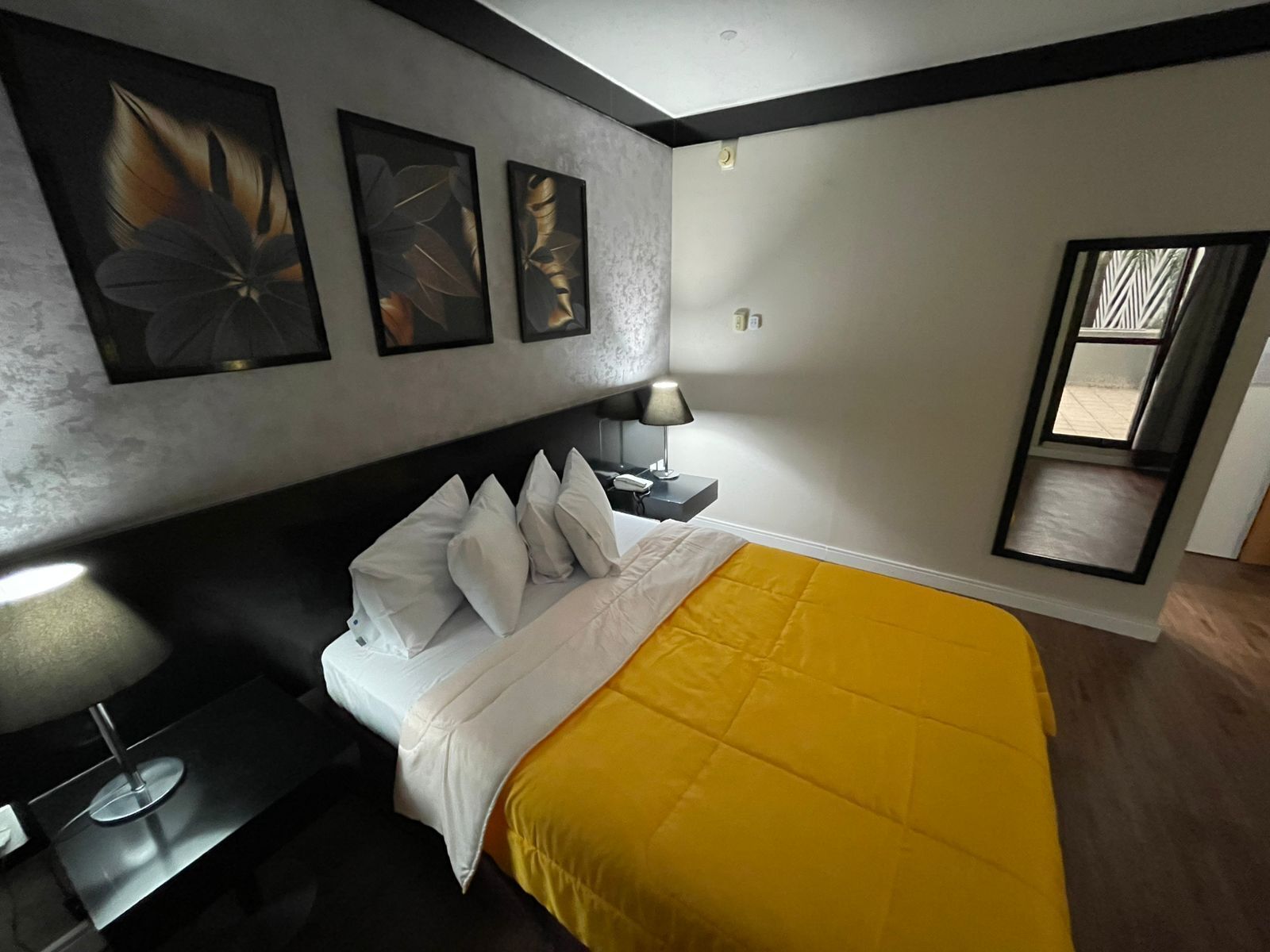 Apartamento Deluxe, varanda, vista para o jardim | Cofre no quarto, cortinas/cortinados opacos, ferro/tábua de engomar 