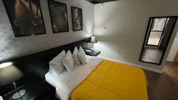 Apartamento Deluxe, varanda, vista para o jardim | Cofre no quarto, cortinas/cortinados opacos, ferro/tábua de engomar