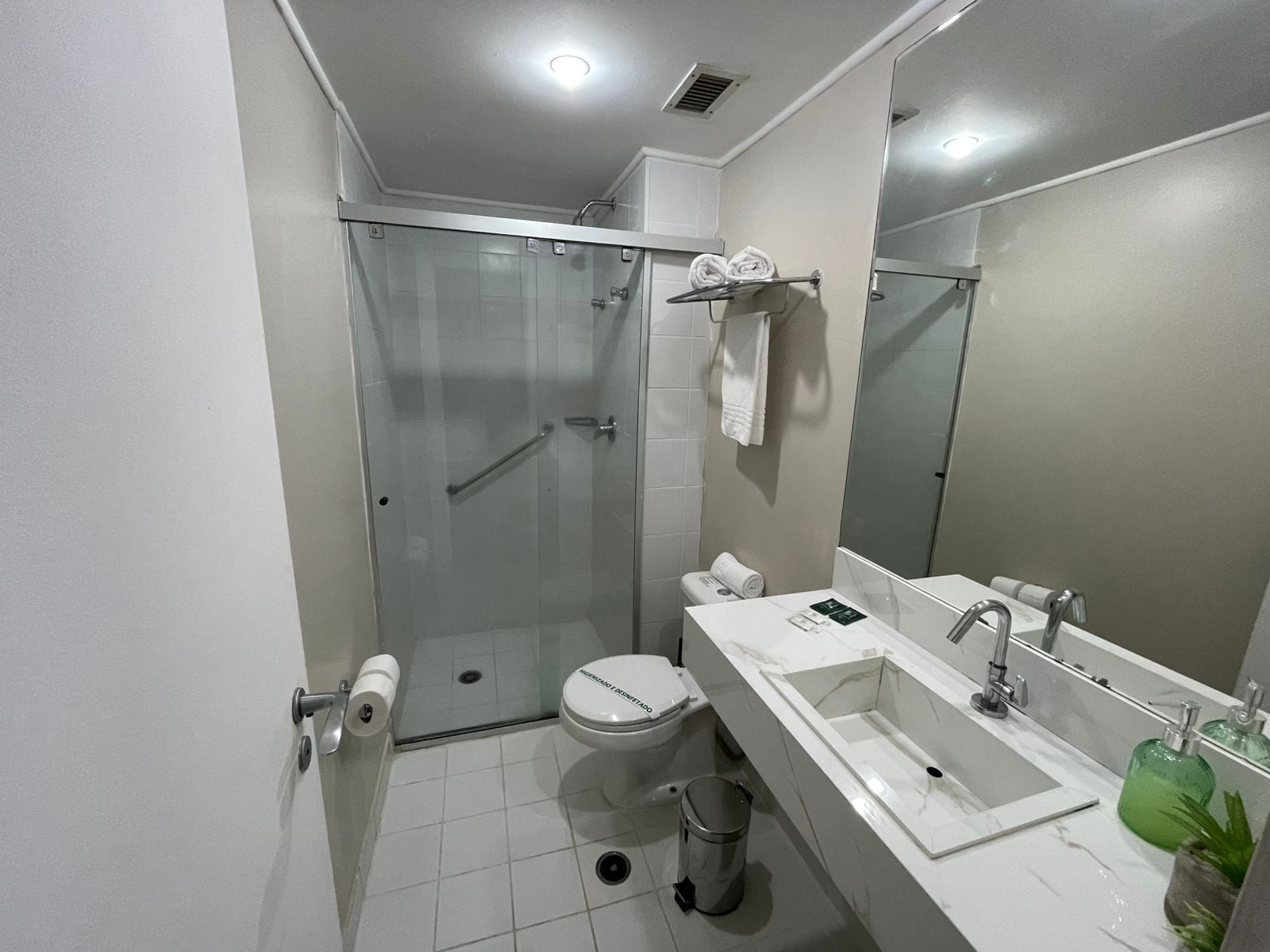 Apartamento Deluxe, varanda, vista para o jardim | Casa de banho | Artigos de higiene pessoal grátis, um secador de cabelo 