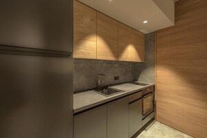 Apartamento, varanda, vista para a montanha | Cozinha privada | Um frigorífico, um micro-ondas, um forno, uma placa de cozinha 