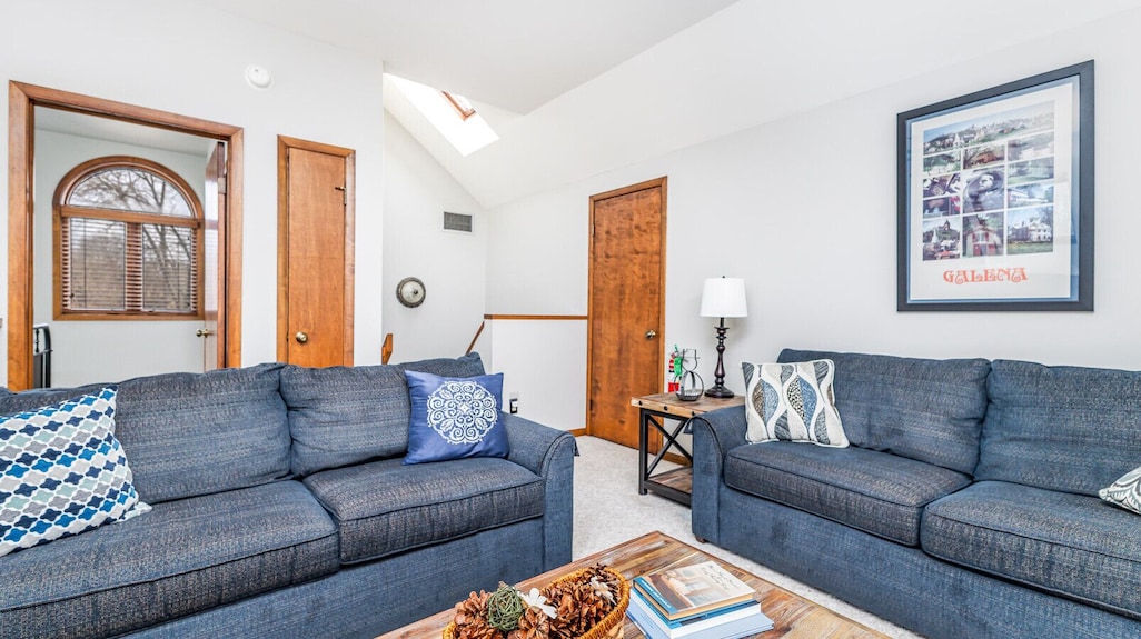 3br, 3ba Townhome W/ Sunporch + Fireplace - Illinois