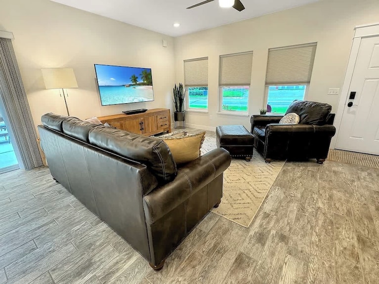 Upscale Stay Hot Tub Steps To Dining/coffee - Alaska