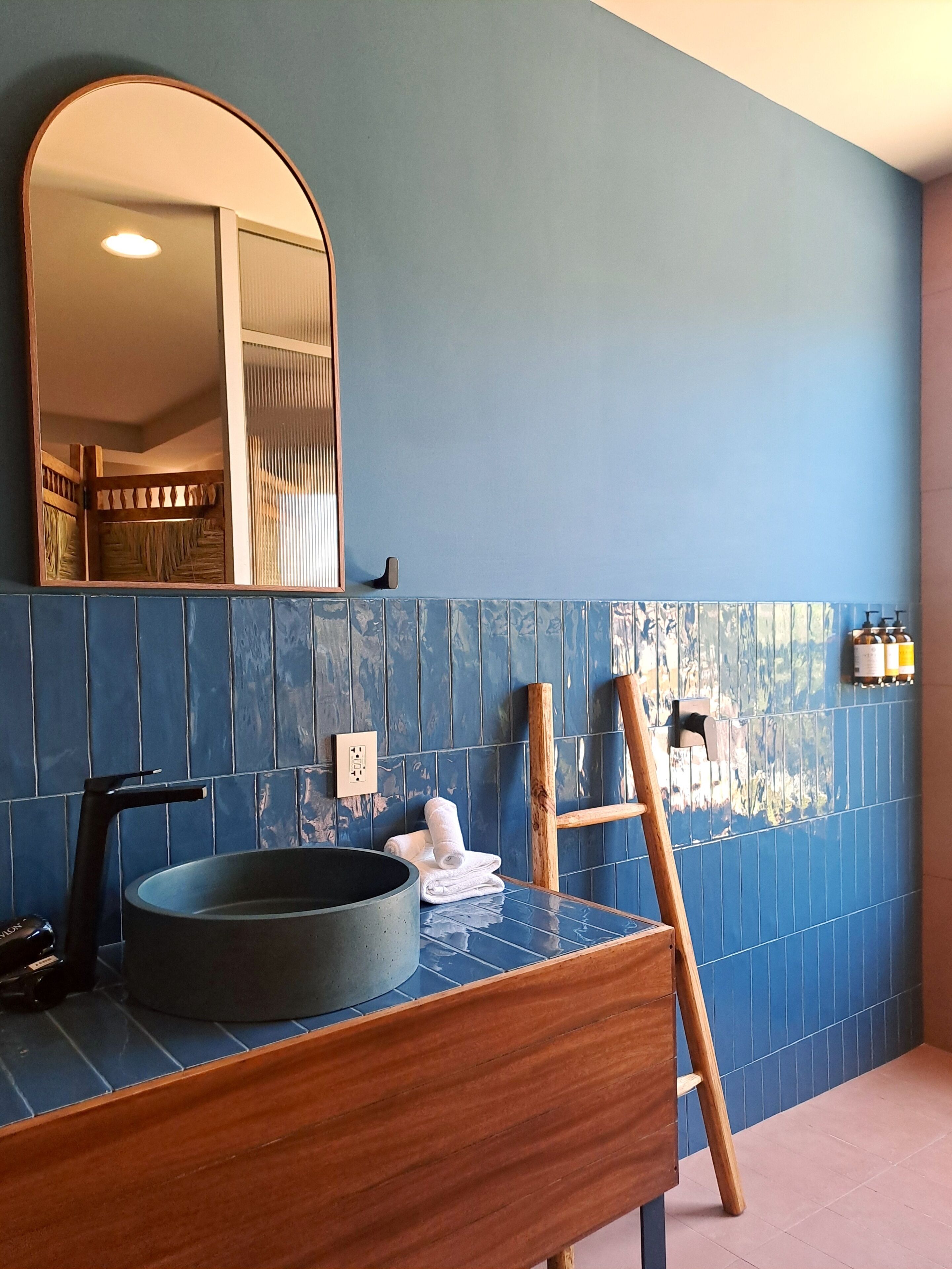 Quarto Júnior | Casa de banho | Um polibã, um secador de cabelo, toalhas fornecidas, sabão 