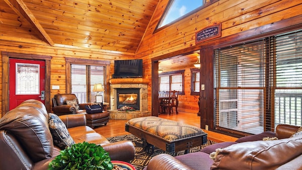 Hot Tub, Game Room & Prime Pigeon Forge Location Big Bear Lodge By Avantstay - Pigeon Forge, TN