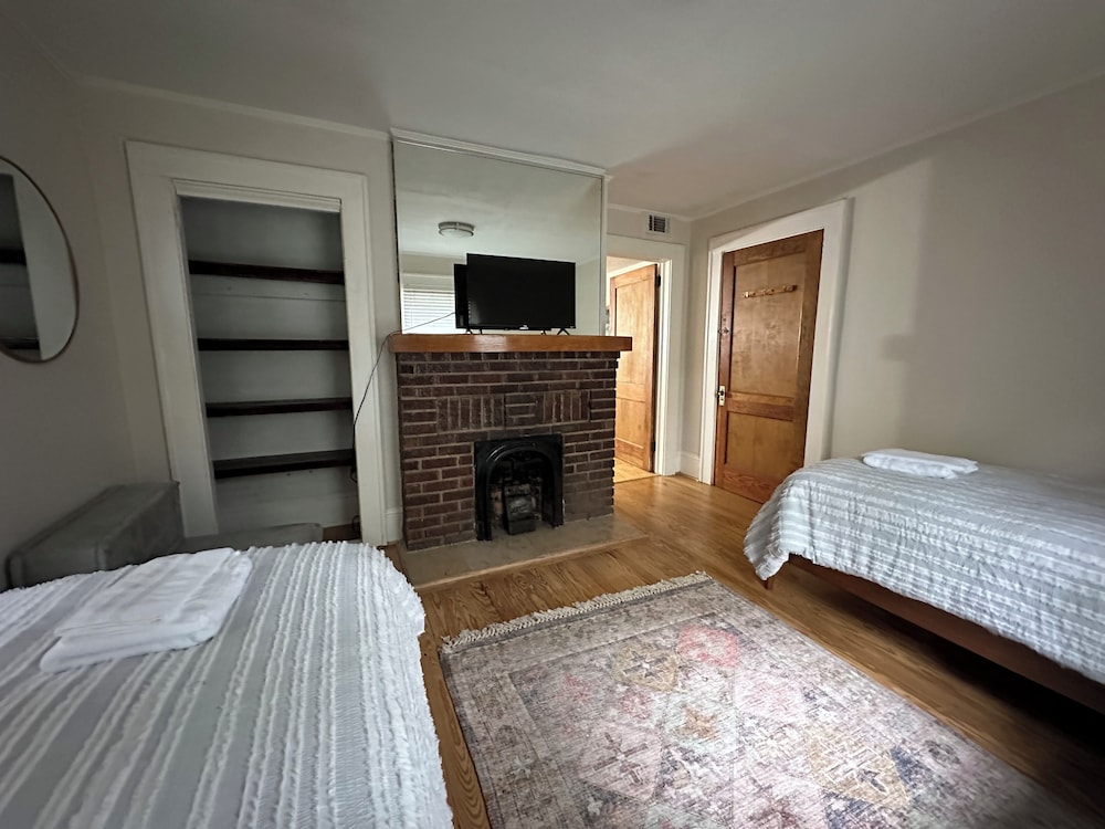 Authentic Brick Bungalow Walk to Midtown, Atlantic Station Reviews ...