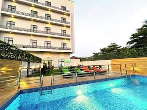 Quarto luxo, sacada, vista para a cidade | Piscina