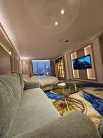 Deluxe Queen Suite | Roupa de alta qualidade, edredões de penas, minibar, cofre no quarto