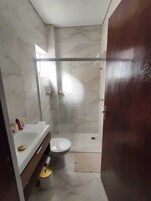 Suíte família, varanda coberta, vista para o lago | Banheiro | Chuveiro, toalhas de banho, papel higiênico 