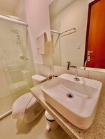 Um polibã, artigos de higiene pessoal grátis, um secador de cabelo