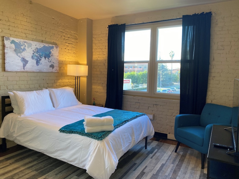 Stylish & Cozy Downtown La Stay For Two - Los Angeles, CA