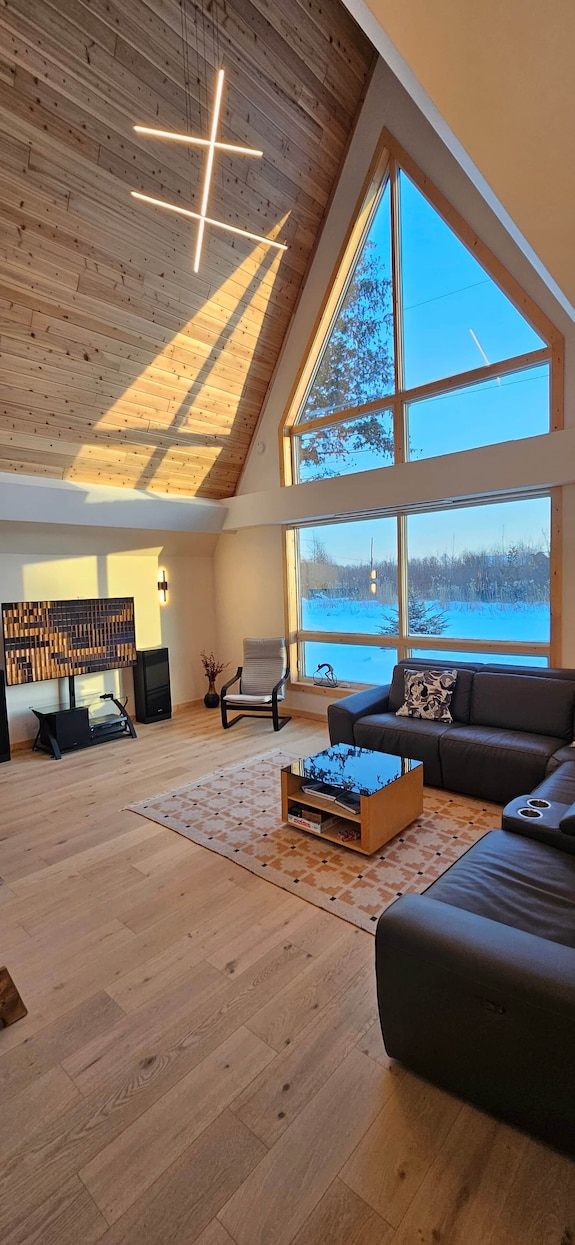 Cottage With Indoor Sauna, Hot Tub And Fireplace - Manitoba