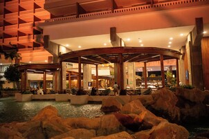 3 bares/lounges, um bar junto à piscina 