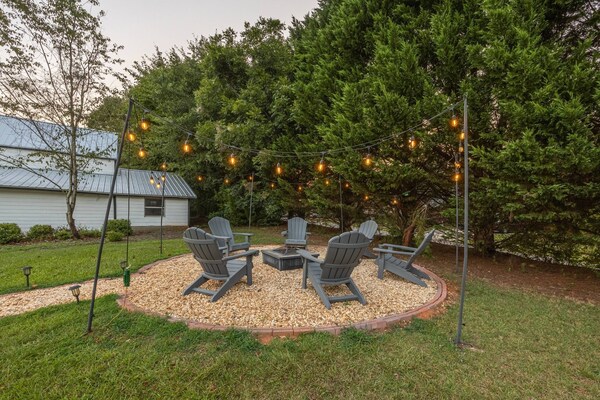 The Bulldog Farmhouse - 100+ Year Old Home - Athens, GA