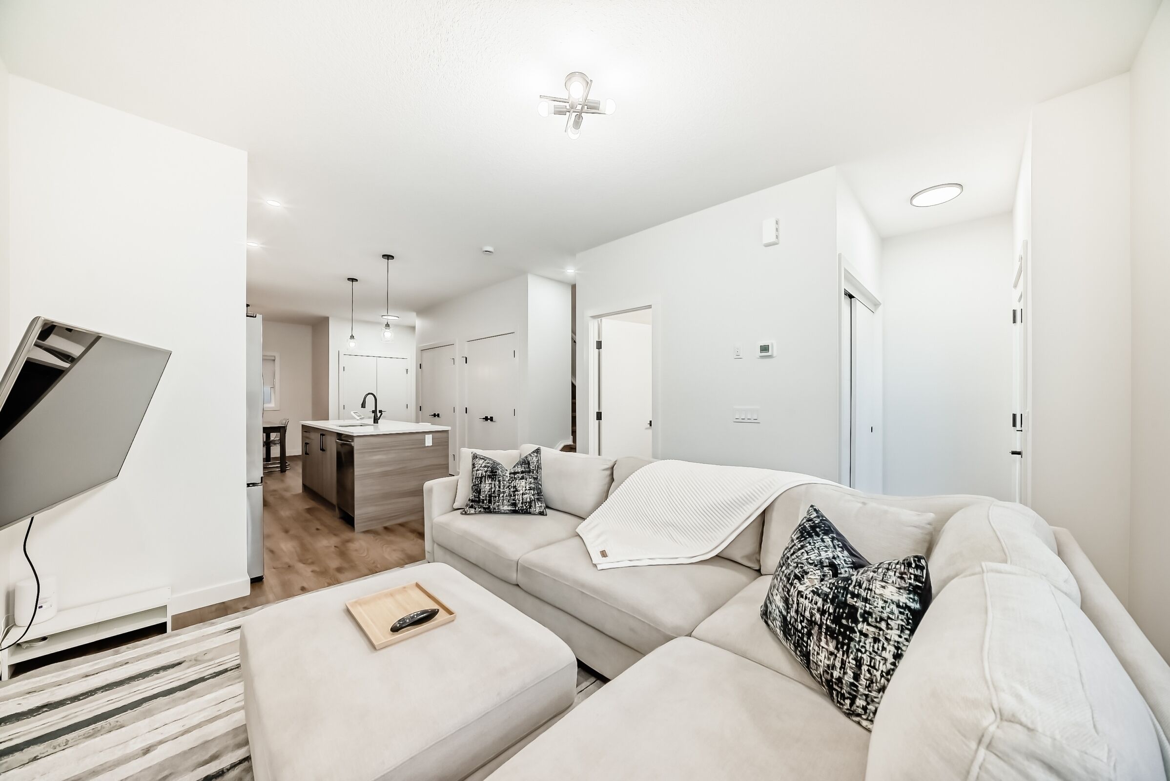 Modern 3br Townhome | Free Parking | Quartz Kitchen | Family-friendly - Calgary