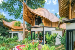 Duplex romântico, piscina particular, vista para o parque | Fachada