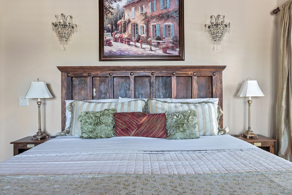 Creek Bank Luxury! 5-Star Stay Near Main St - Gillespie County | Vrbo