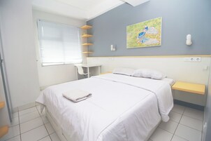 Quarto Duplo Deluxe | Secretária, secretária adequada para computadores portáteis