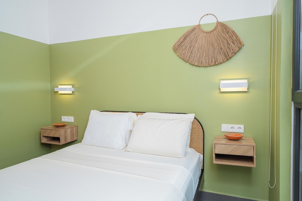 Tropical 1-bedroom condo with onsite pool. 600meters from Paje Beach ...